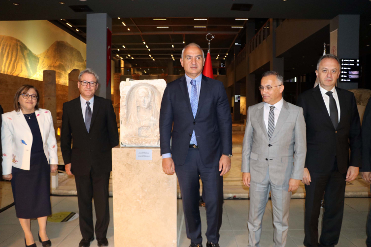 İtalya'ya kaçırılan 1800 yıllık Zeugma Mezar Steli Türkiye'ye iade ... İtalya'ya kaçırılan 1800 yıllık Zeugma Mezar Steli Türkiye'ye iade ...